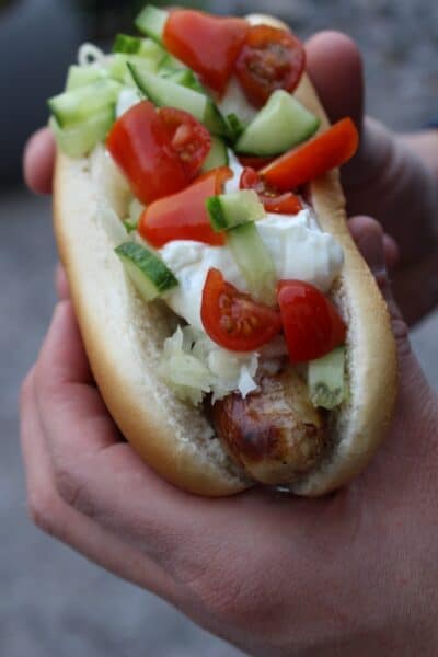 Grill-Idee für die ganze Familie: leckerer Greek-Hot-Dog